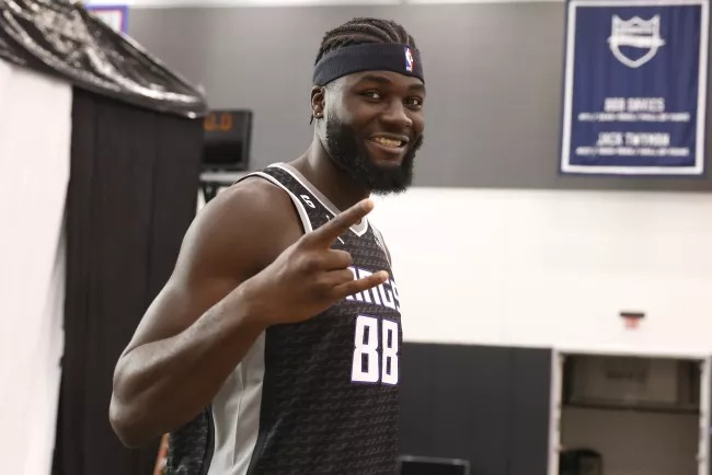 NBA: Neemias marca 24 pontos na vitória dos Kings - LusoAmericano