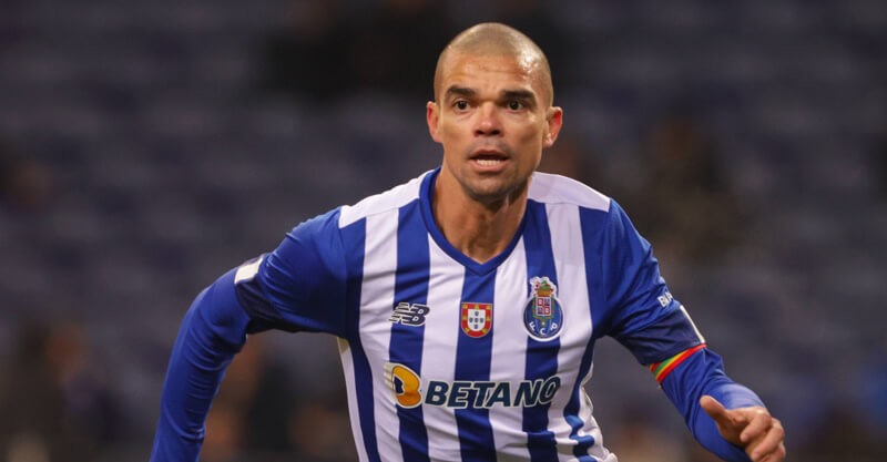 FC PORTO: Pepe acusa Colombatto de insultos racistas - LusoAmericano