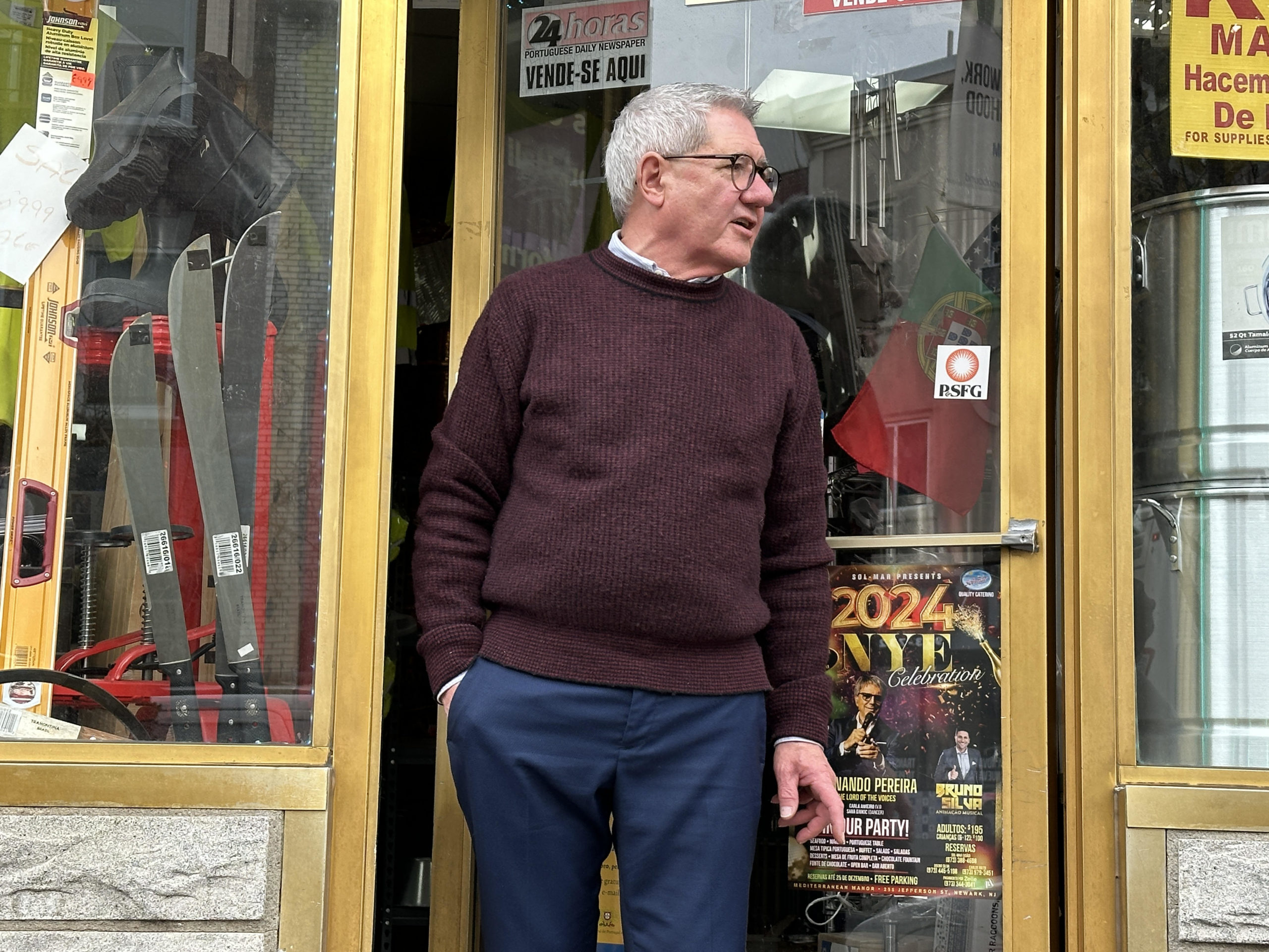 MANNY LOPES: UM OBSERVADOR DA VIDA DIÁRIA NA FERRY STREET HÁ 50 ANOS ...