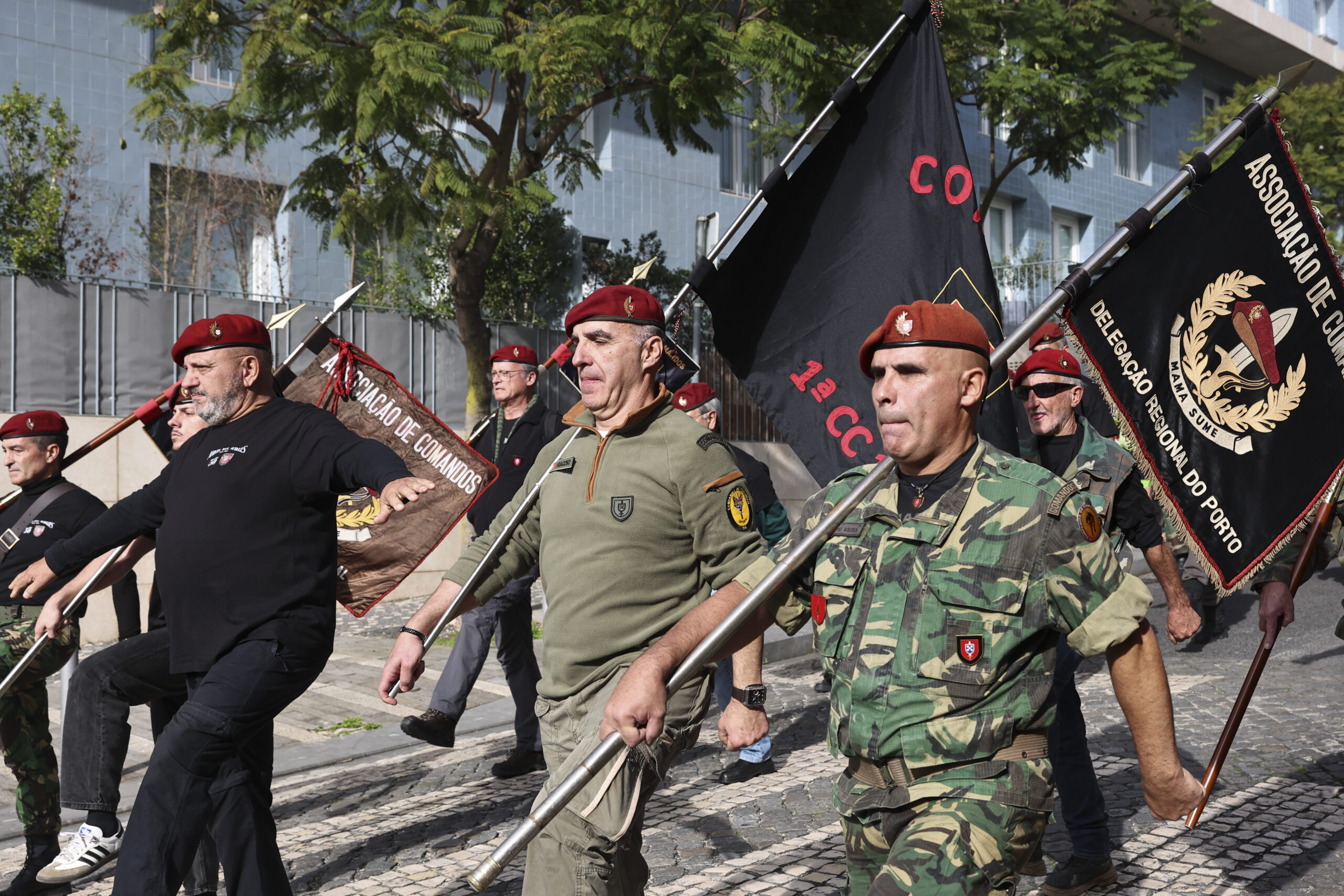 Marcha dos Audazes assinala 50 anos do 25 de Novembro e critica guerra ...